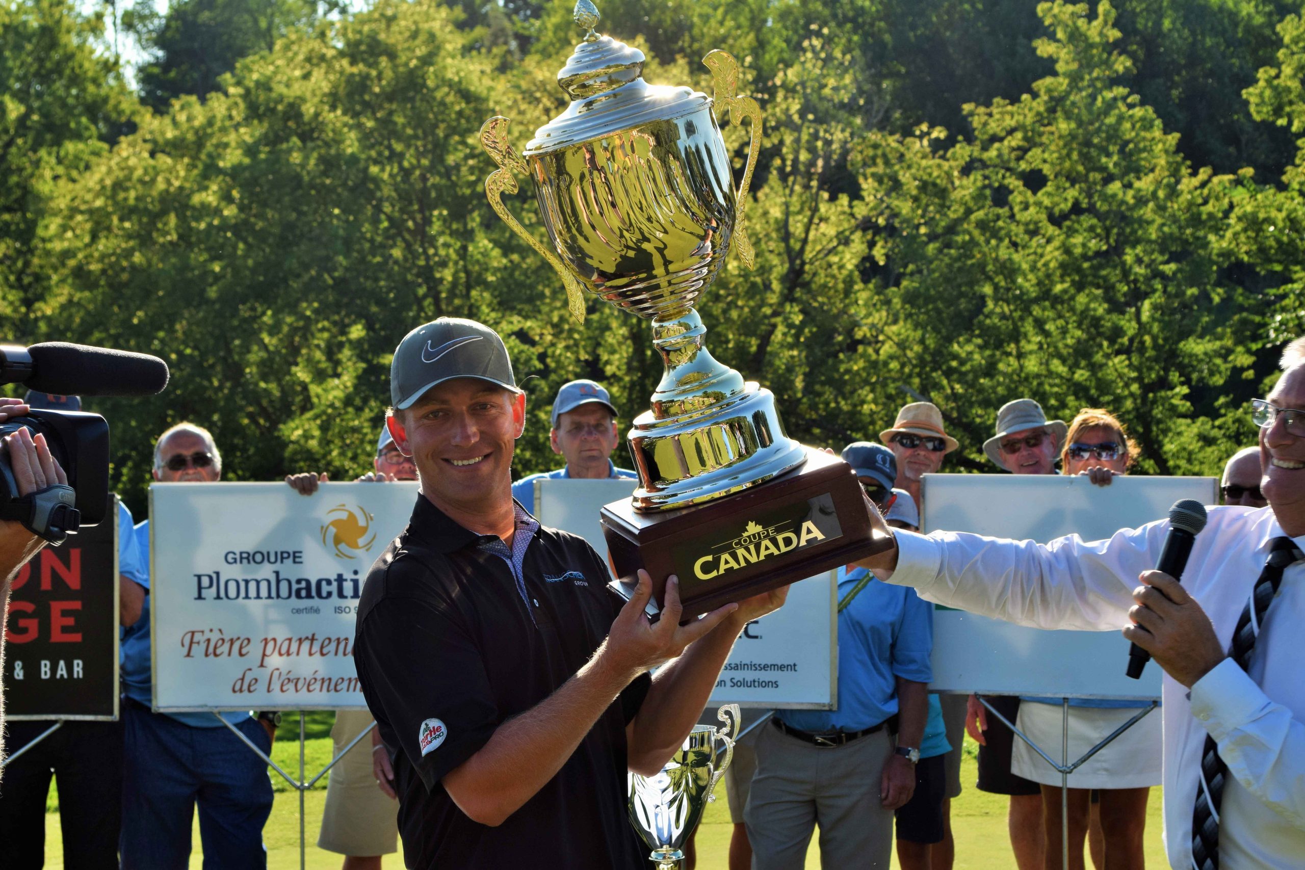 Brendan Leonard met la main sur la Coupe Canada - La Nouvelle Union et ...