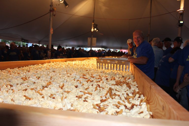 Une poutine de 3034 kilos et un nouveau record Guinness - La Nouvelle ...