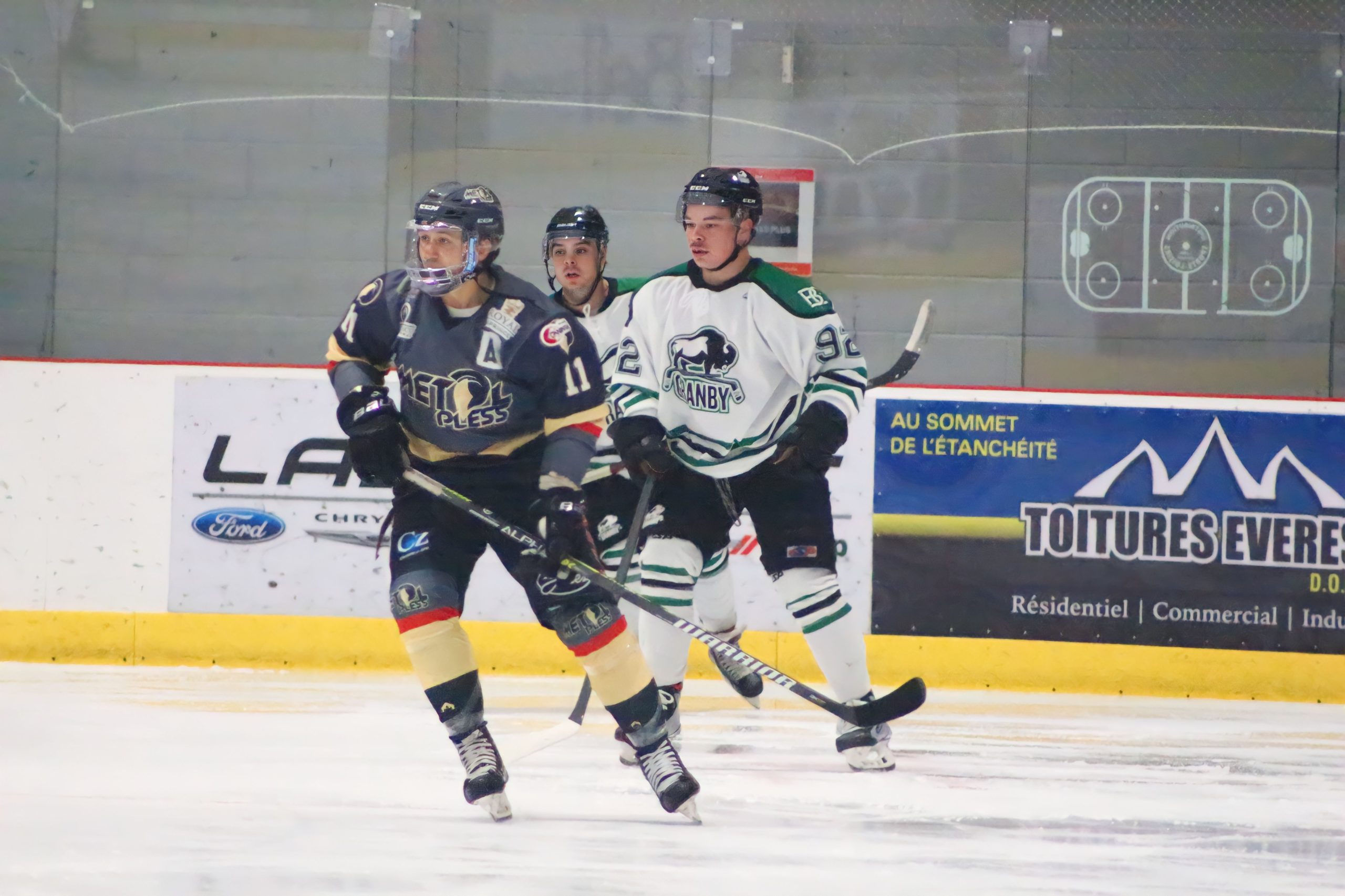 Une série prometteuse entre le Metal Pless de Plessisville et les ...