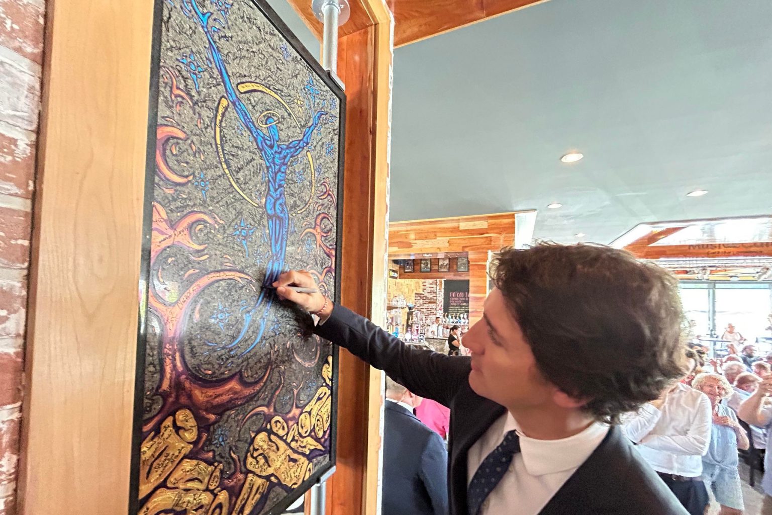 Justin Trudeau signe une oeuvre d'un artiste d'ici - La Nouvelle Union ...