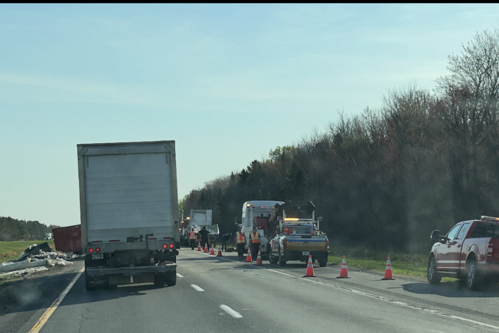 Embardée d'un camion chargé de pommes de terre sur l'autoroute 20 - La Nouvelle Union et L ...