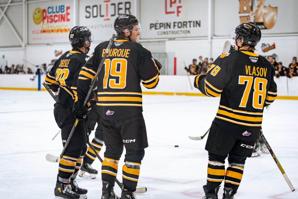 Les Tigres dominent l'Océanic - La Nouvelle Union et L’Avenir de l’Érable